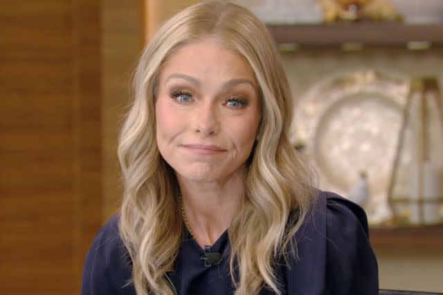 Kelly Ripa breaks down in tears during Live over waning health of ...