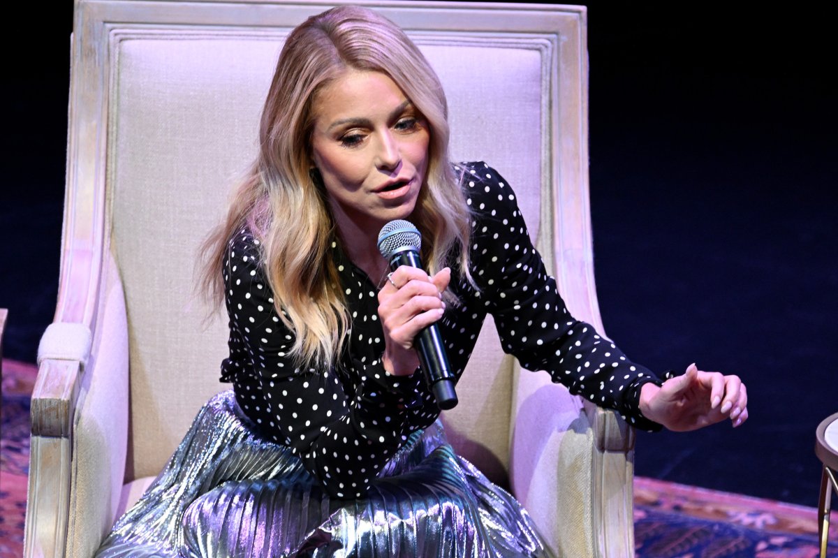 Kelly Ripa looks sensational as she shares head-turning pool photo ...