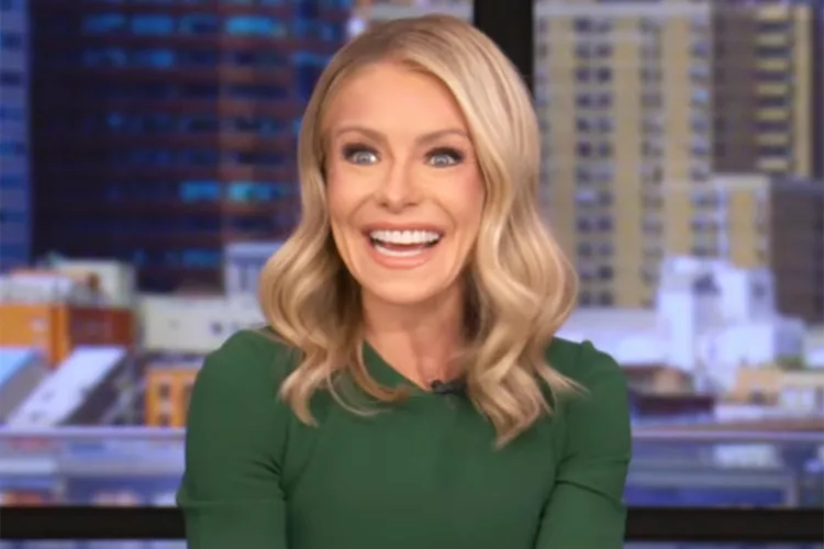 Kelly Ripa Reveals She Used a Paparazzi Photo for Her Passport Picture ...